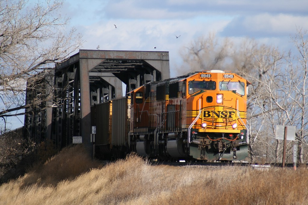 BNSF 8949 crossing Tongue River bridge